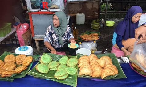 BERBURU BERAGAM KULINER BERBUKA PUASA DI PASAR TAKJIL SAWOJAJAR