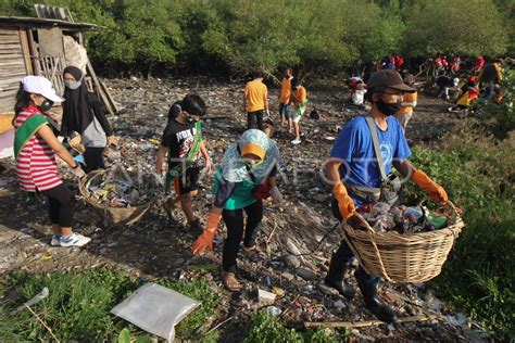 AKSI BERSIH BERSIH SAMPAH ANTARA Foto