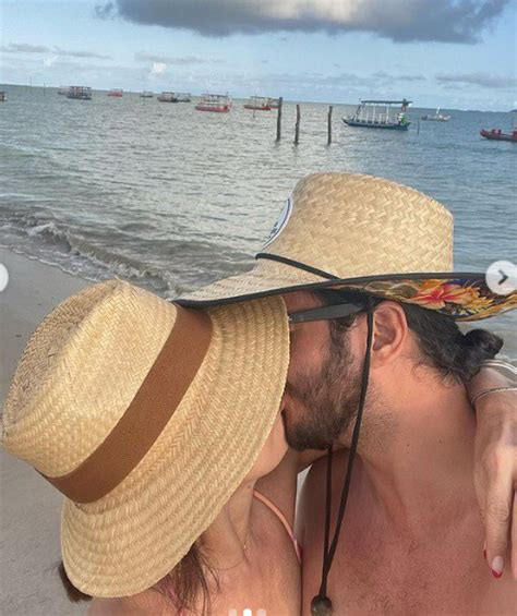 F Tima Bernardes Posa De Biqu Ni E Exibe O Corp O Em Forma