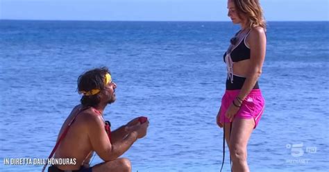 Isola Dei Famosi Marco Mazzoli Fa La Proposta Di Matrimonio In Diretta