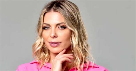 Aos 45 anos Sheila Mello exibe corpo escultural ao usar biquíni em praia