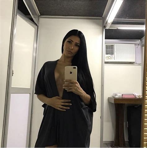 EGO Simaria Da Dupla Simone Esbanja Sensualidade Em Selfie