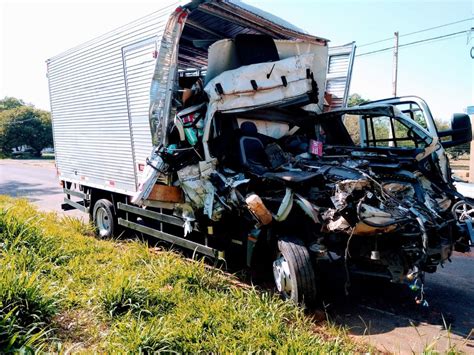 Acidente entre caminhões deixa homem morto em rodovia de Catanduva