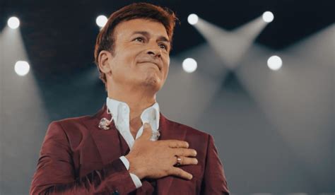 Tony Carreira presta emocionante homenagem à filha Sara em pleno concerto