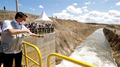 Obra da transposição do Rio São Francisco vaza e 2 mil pessoas são