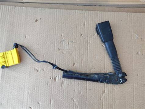 Napinacz pasa lewy przód kierowcy BMW 1 E87 LIFT 340500608 340500608 za