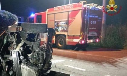 L Auto Finisce Fuori Strada Si Ribalta E Diventa Un Groviglio Di