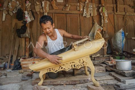 KERAJINAN ALAT MUSIK TRADISIONAL CELEMPUNG ANTARA Foto