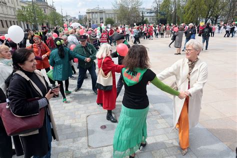 Dzień Solidarności Międzypokoleniowej Barwny korowód na ulicach