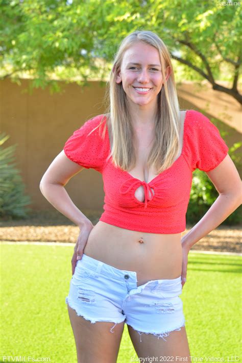 Jasmine Daze Exposes Her Natural Boobs In The Public Park
