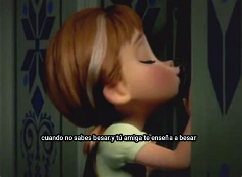 cuando no sabes besar y tú amiga te enseña a besar Generador Memes