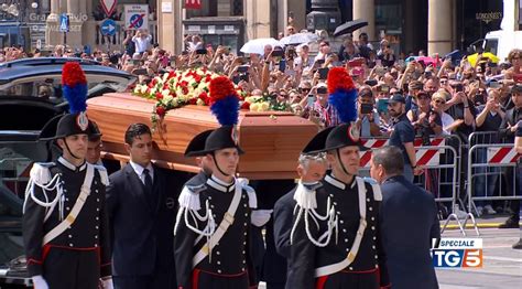 Funerali Silvio Berlusconi Marta Fascina In Lacrime Con Lo Sguardo