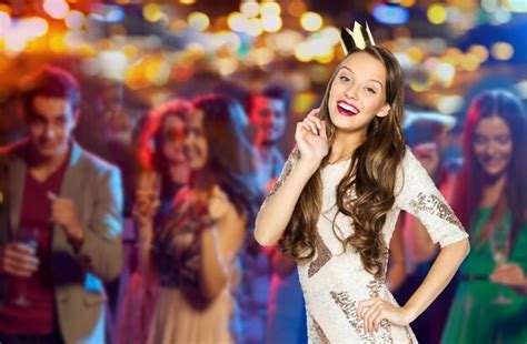 Pessoas feriados e conceito de celebração jovem feliz ou adolescente