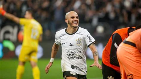 Corinthians anuncia renovação do lateral esquerdo Fábio Santos