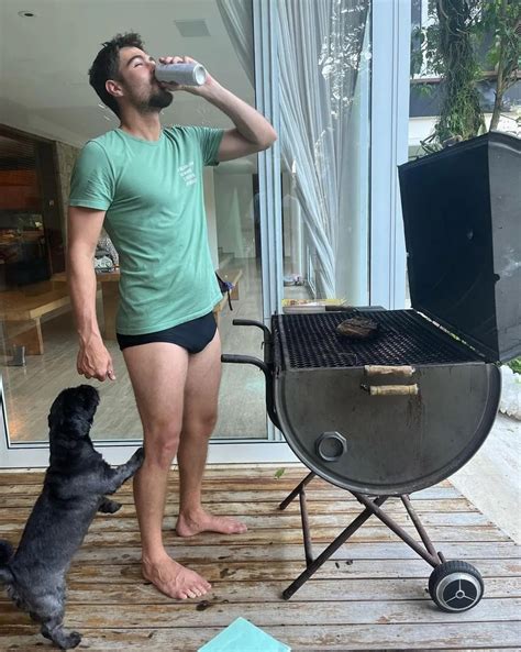 Rafa Vitti Posta Foto De Sunga Fazendo Churrasco E Rodrigo Hilbert Faz
