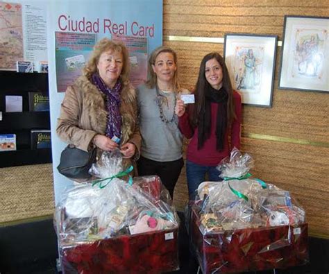 Ciudad Real La concejala de Turismo entrega las cestas navideñas de la