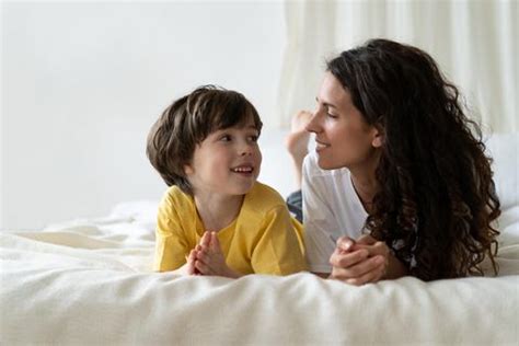 Mamas Junge Wie beeinflusst Mutter Sohn Beziehung das spätere