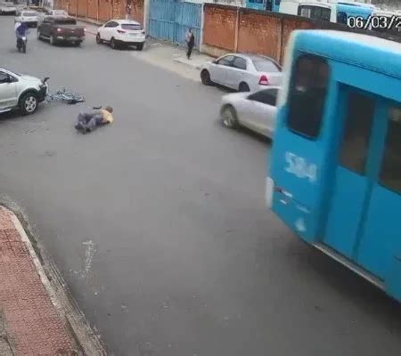 Ciclista morre após ser atropelado por ônibus vídeo impressionante