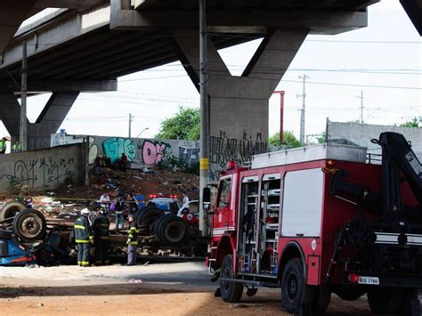 G1 Caminhão cai de viaduto e deixa dois feridos na Zona Leste de São