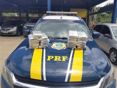 Vídeo PRF apreende 20kg de maconha e quase 400 papelotes de cocaína