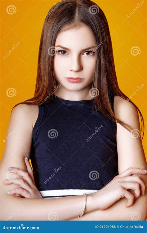 Muchacha Linda Adolescente Con El Pelo Largo Que Presenta El Retrato De