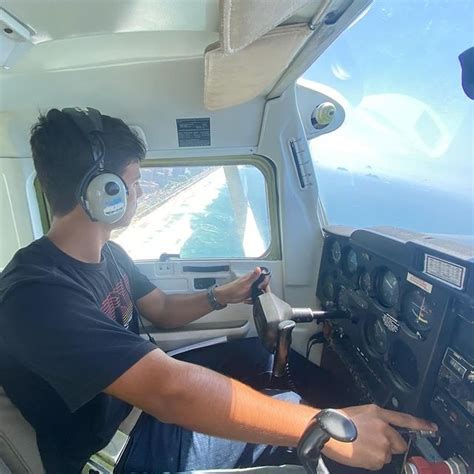 Copiloto de avião bimotor que caiu mostrava rotina de voos nas redes