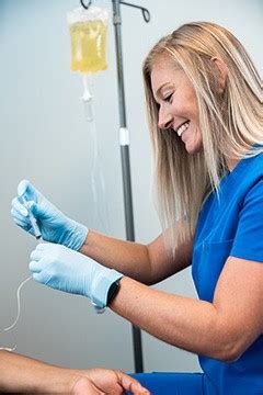 Aplicación de suero vitaminado Sueroterapia intravenosa SEFHON