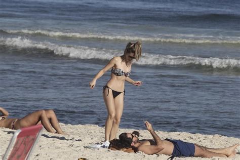 Gustavo Salyer não larga o celular Nem na praia