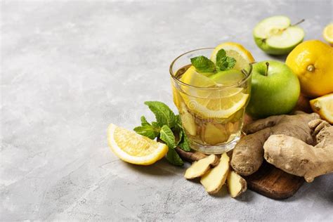 Detox De Gingembre Et Boisson De Régime Avec Le Citron Et La Pomme