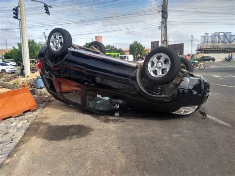 Carro em alta velocidade atinge outro veículo e capota na BR 316 em