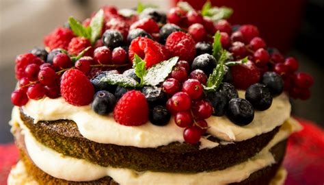 Bolo de frutas vermelhas receita gourmet para servir em várias ocasiões