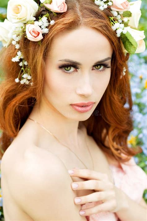 Belle Jeune Fille Sexy Avec De Longs Cheveux Rouges Avec Des Fleurs