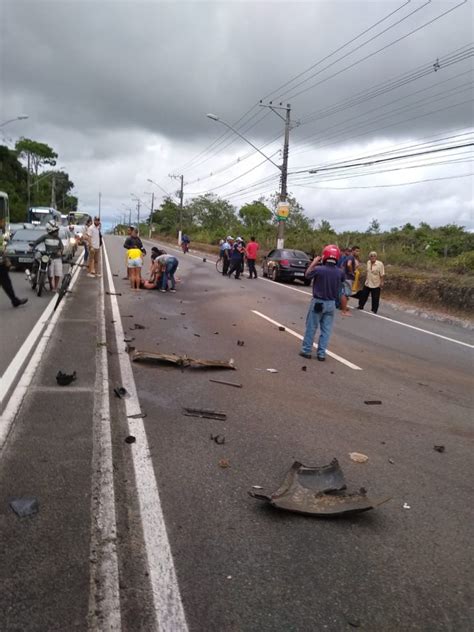 Carro Bate Em Poste E Interdita Rodovia ES 010 Na Serra