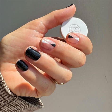 Uñas negras 10 ideas elegantes de la manicura antiedad en tendencia 2024