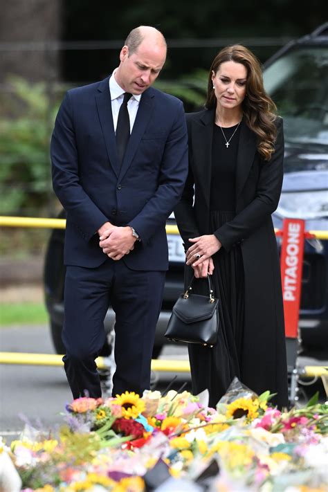 Kate Middleton y el Príncipe William juntos en el altar de flores para