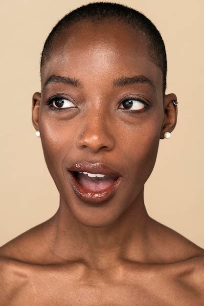 Foto De Mulher Negra Nua Em Um Fundo Bege Foto Premium