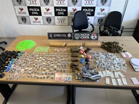 Polícia prende dois homens e apreende maconha skunk cocaína e outras