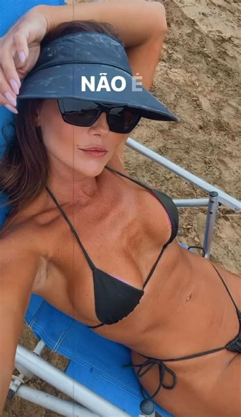 Deborah Secco faz temperatura subir ao posar de micro biquíni