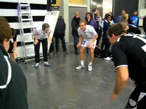 Klappa händerna när du är riktigt glad inför semifinalmatchen mot
