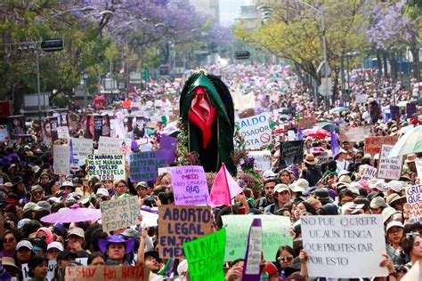 Miles de mujeres marcharon en México en contra de feminicidios La Tercera
