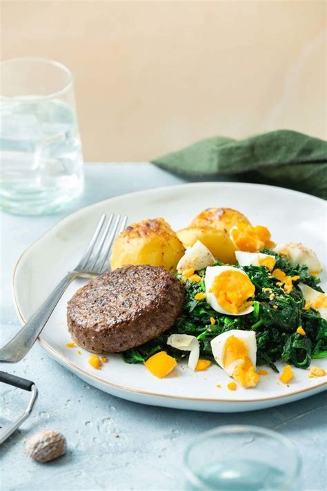 Spinazie à la crème met gekookte aardappels en rundertartaar Recept