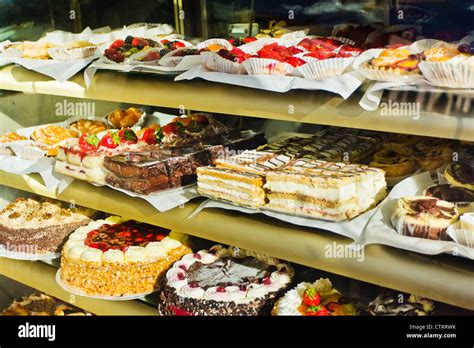 Una Variedad De Pasteles Fotos e Imágenes de stock Alamy