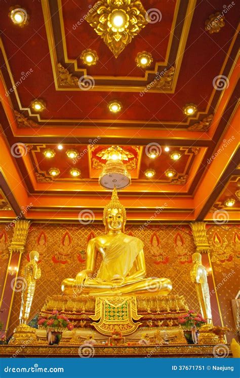 Estatua De Oro Del Budda Imagen De Archivo Imagen De Budista 37671751