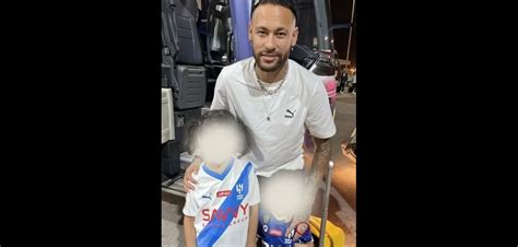 Foto Neymar voltou a sar a aliança de compromisso Bruna Biancardi