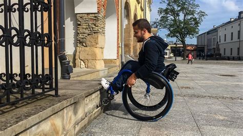 21 letni Damian zbiera na wędkę Chłopak na wózku chce się usamodzielnić