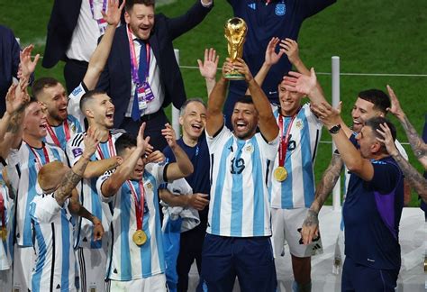 Momen Kocak Sergio Aguero Mendadak Ikut Perayaan Gelar Juara Piala