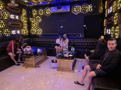 Mở chui phục vụ gần 20 khách 2 quán karaoke bị lập biên bản