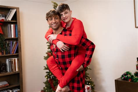 Dom King Unwraps His Big Christmas Cock For Jake Preston Thesword