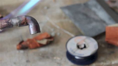 BRASURE A L ETAIN SUR TUYAU DE CUIVRE FAIRE UNE SOUDURE EN PLOMBERIE