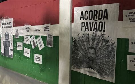 Torcedores Do Fluminense Fazem Protesto Cartazes E Faixas Em